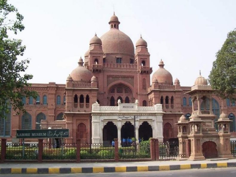 Pakistan’s best kept secret – Lahore Museum – the samosa